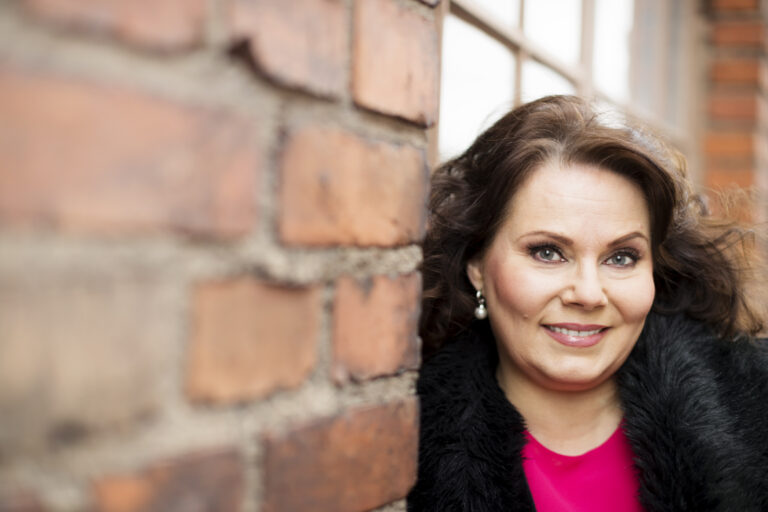 Nina Mikkonen muuttaa kimppakämpään! - Hymy